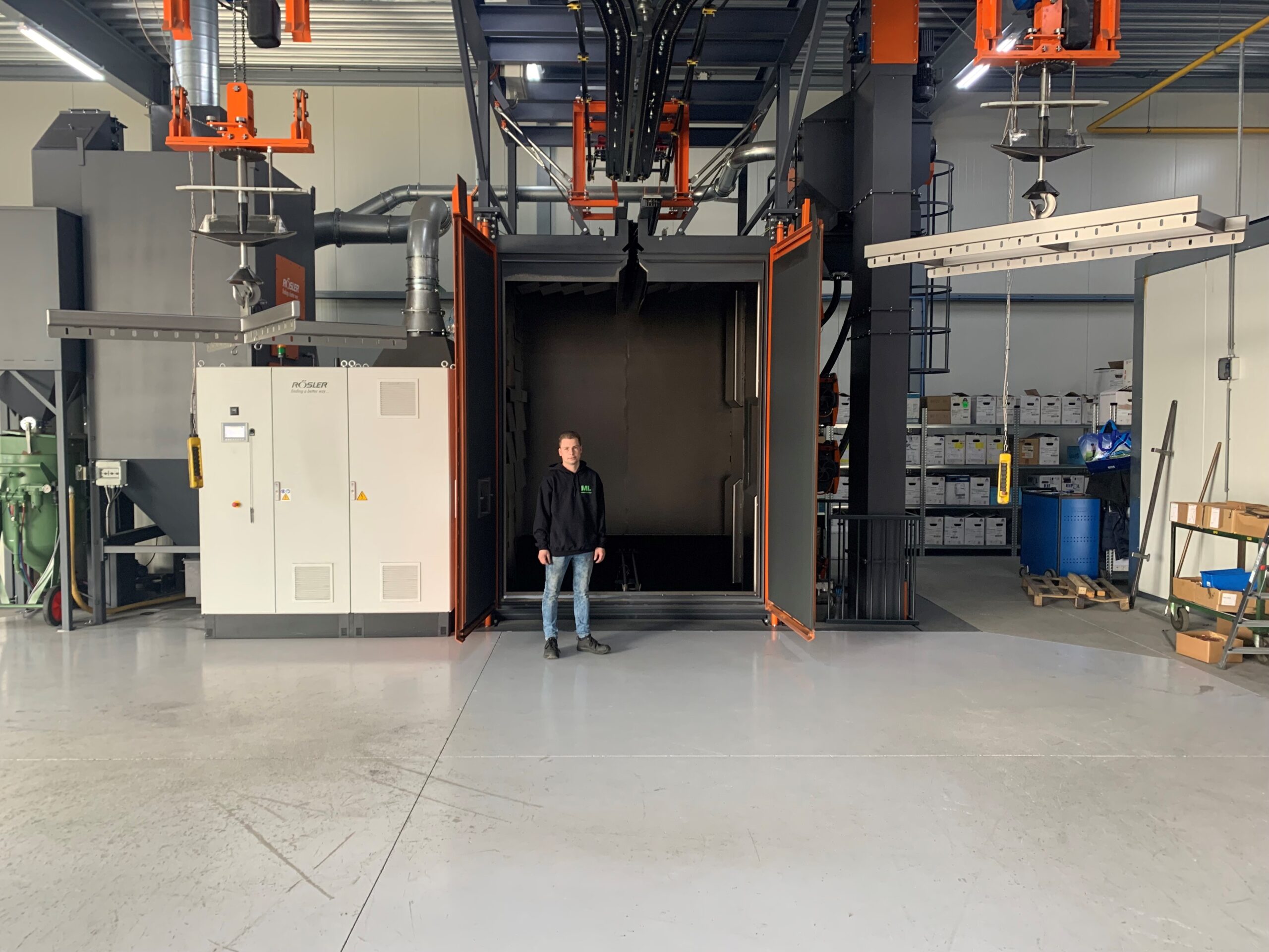 ML Coating kan 8x sneller stralen dankzij hangbaan straalinstallatie Rösler